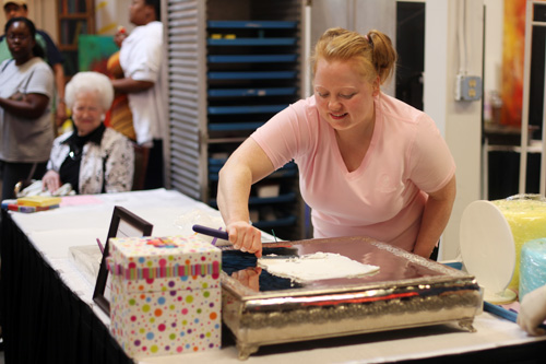 All hands on… cake! – bakerella.com