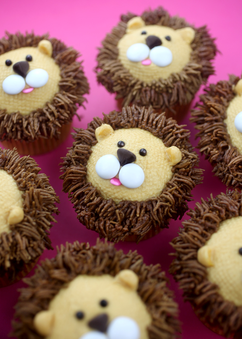 Royally Cute Lion Cupcakes | Bakerella