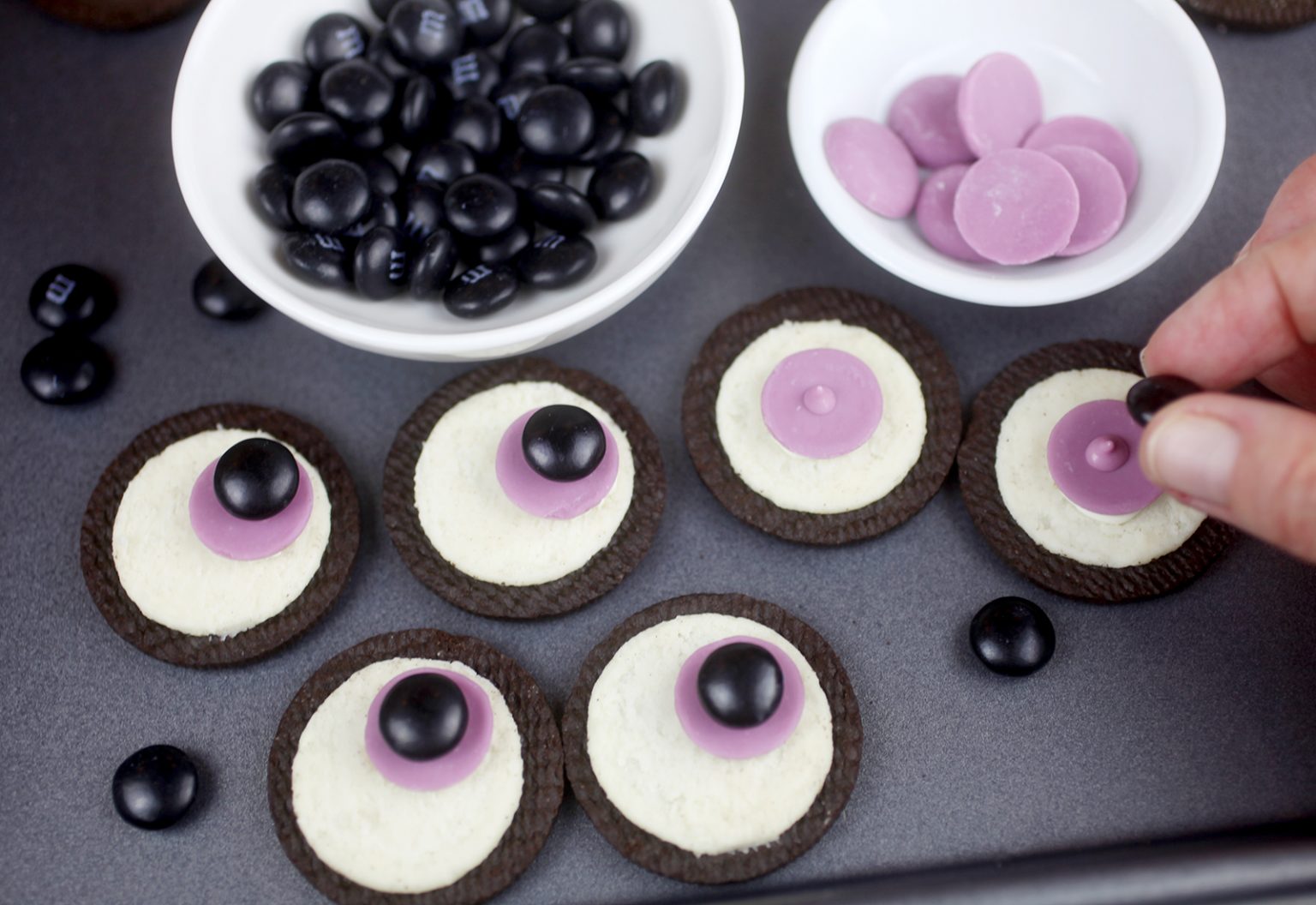 Cute Oreo Eyeball Cake - Bakerella